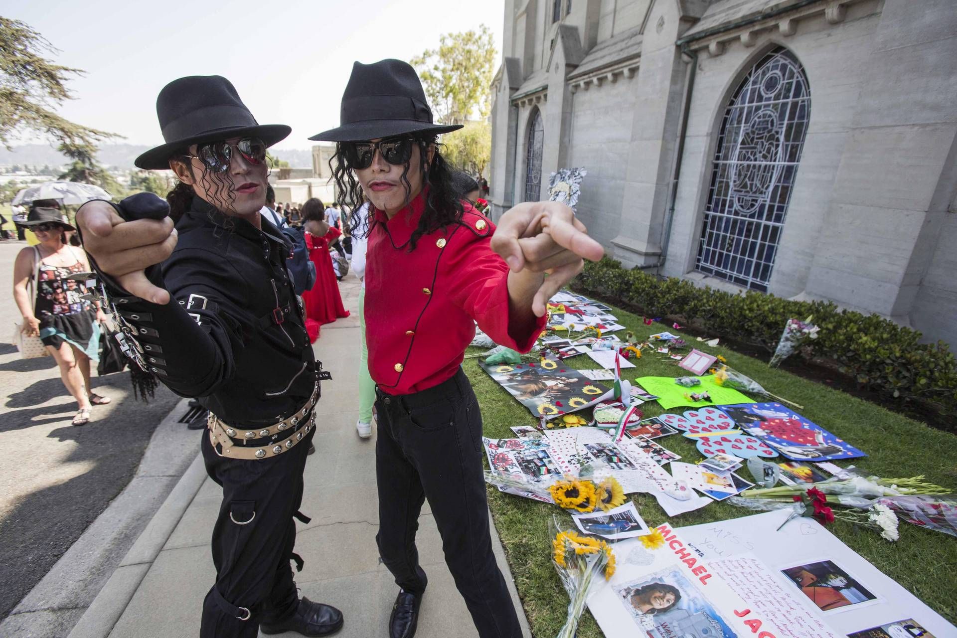 Rose, lettere, cartoline e palloncini. L’omaggio dei fan a Michael Jackson