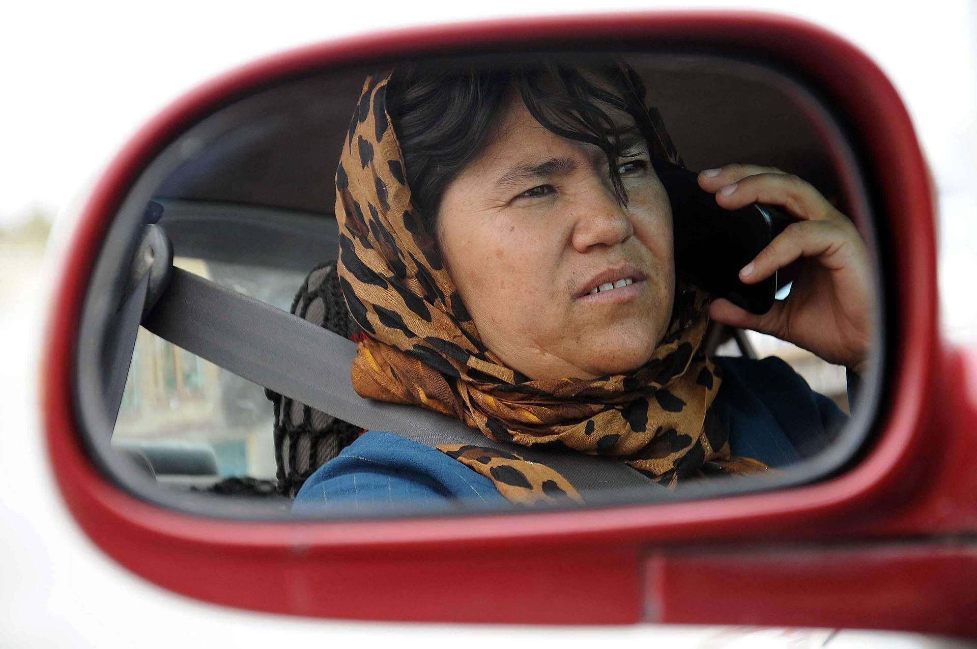 Sara ha realizzato il suo sogno: è la prima tassista donna dell'Afghanistan