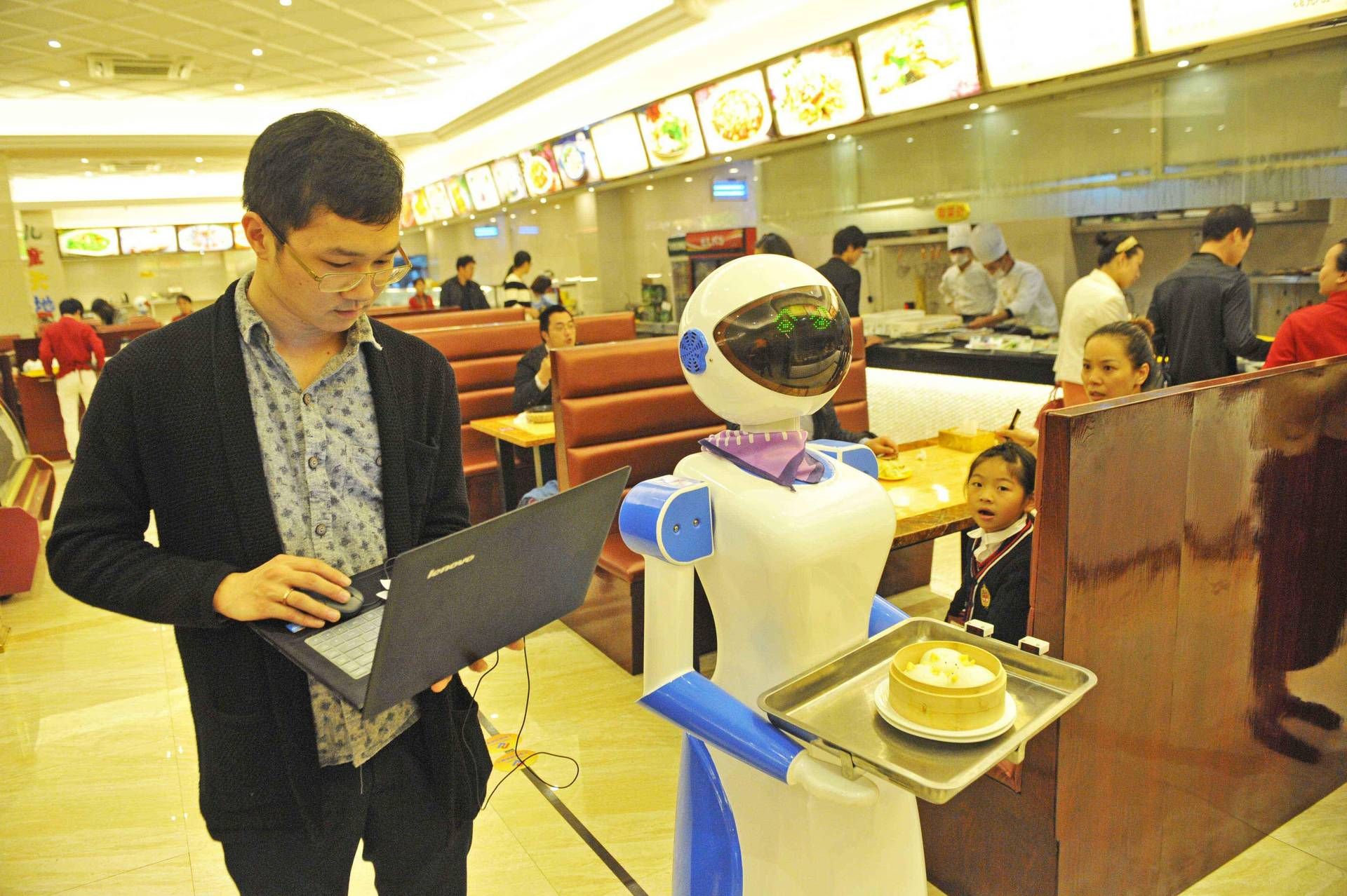 Efficienti e mai stanchi, dalla Cina arrivano i camerieri robot