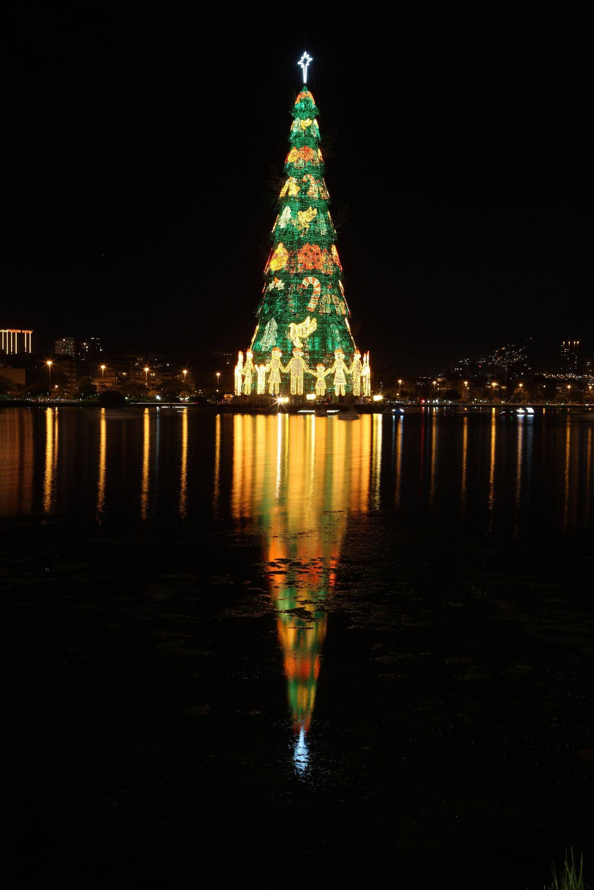 Feste di Natale al via a Rio de Janeiro con l'illuminazione dell'albero ...
