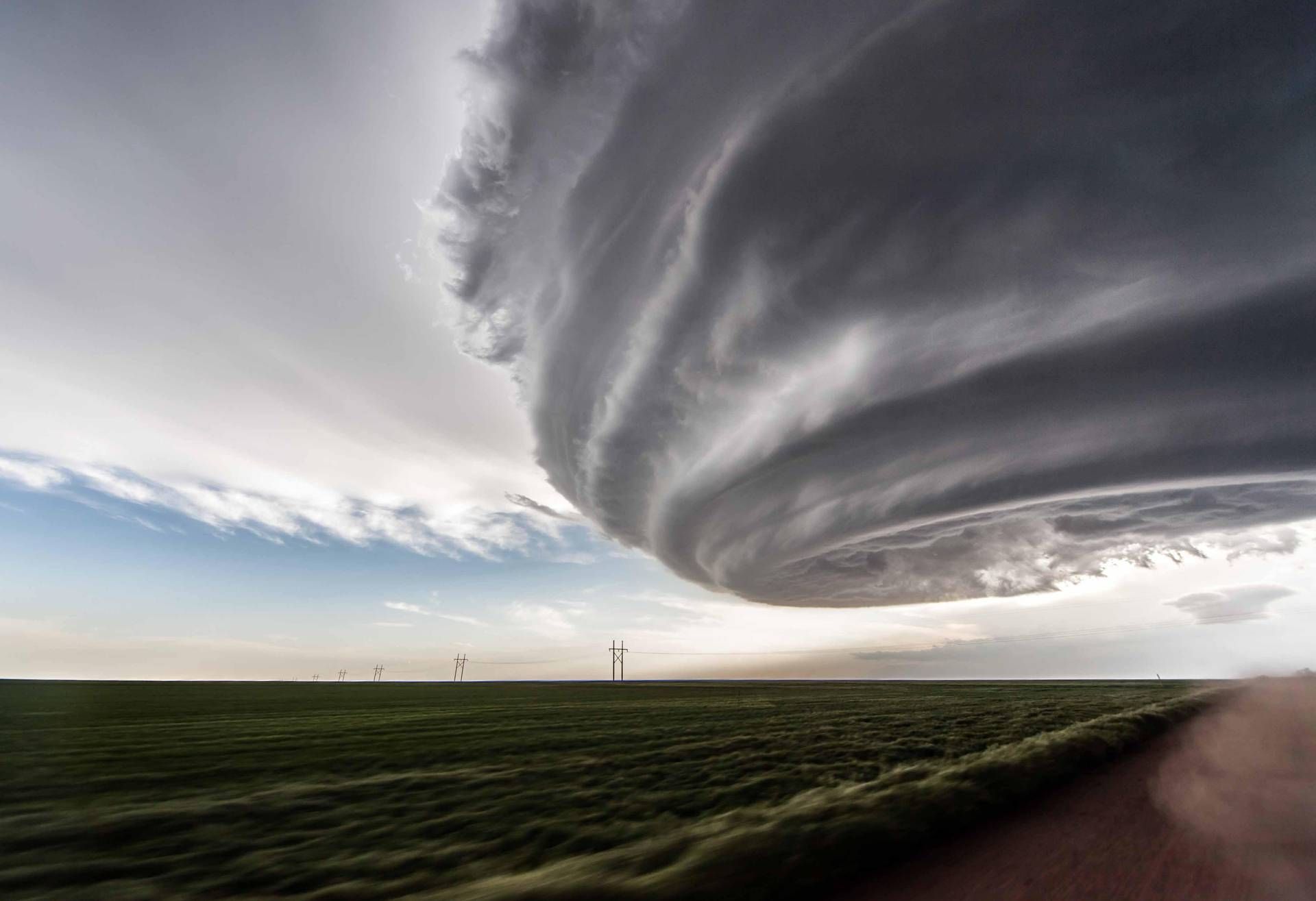 Il fascino oscuro dei tornado nelle foto della 'stormchaser' italiana