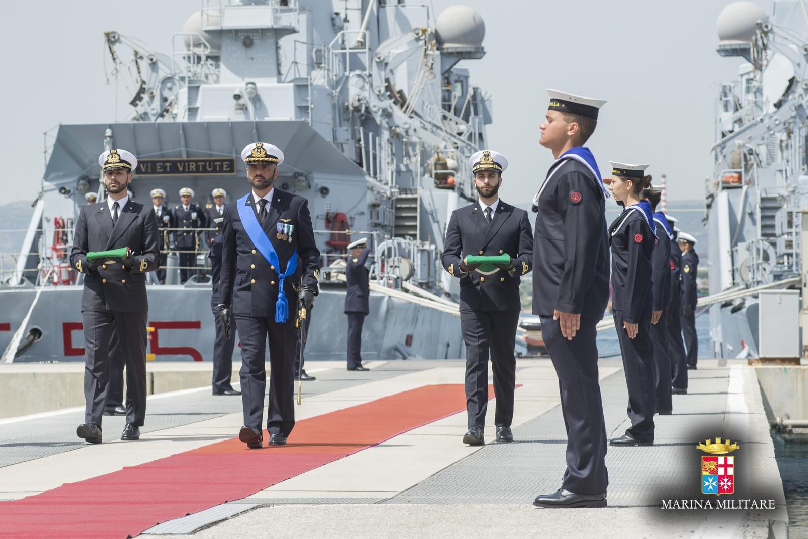 L'ultimo ammaina bandiera delle corvette Minerva e Sibilla della Marina ...