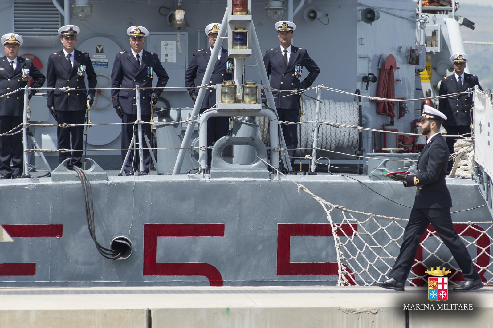 L'ultimo ammaina bandiera delle corvette Minerva e Sibilla della Marina ...