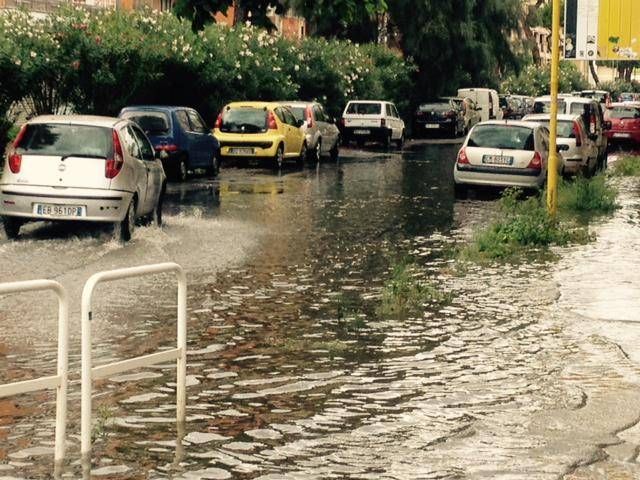 Forte acquazzone sul litorale romano, a Ostia strade allagate e disagi ...