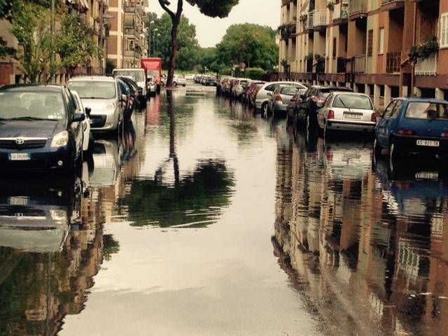 Forte acquazzone sul litorale romano, a Ostia strade allagate e disagi ...