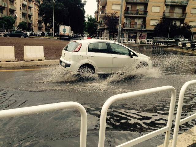 Forte acquazzone sul litorale romano, a Ostia strade allagate e disagi ...