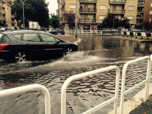 Forte acquazzone sul litorale romano, a Ostia strade allagate e disagi ...