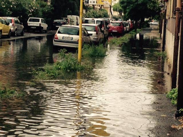 Forte acquazzone sul litorale romano, a Ostia strade allagate e disagi ...