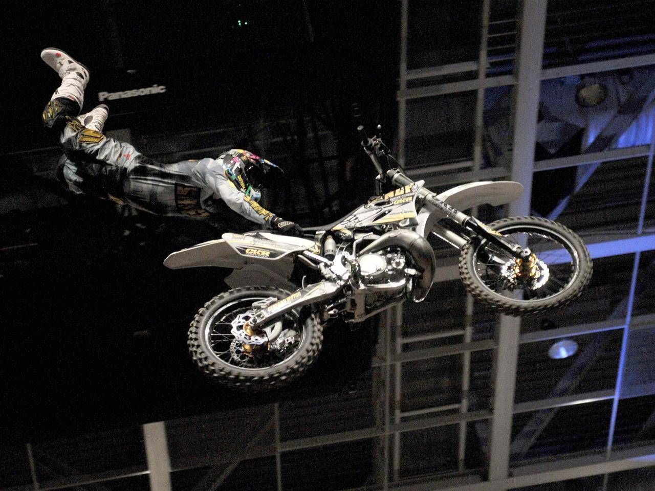 Il salto con la moto non riesce, acrobata del circo di Minsk finisce male