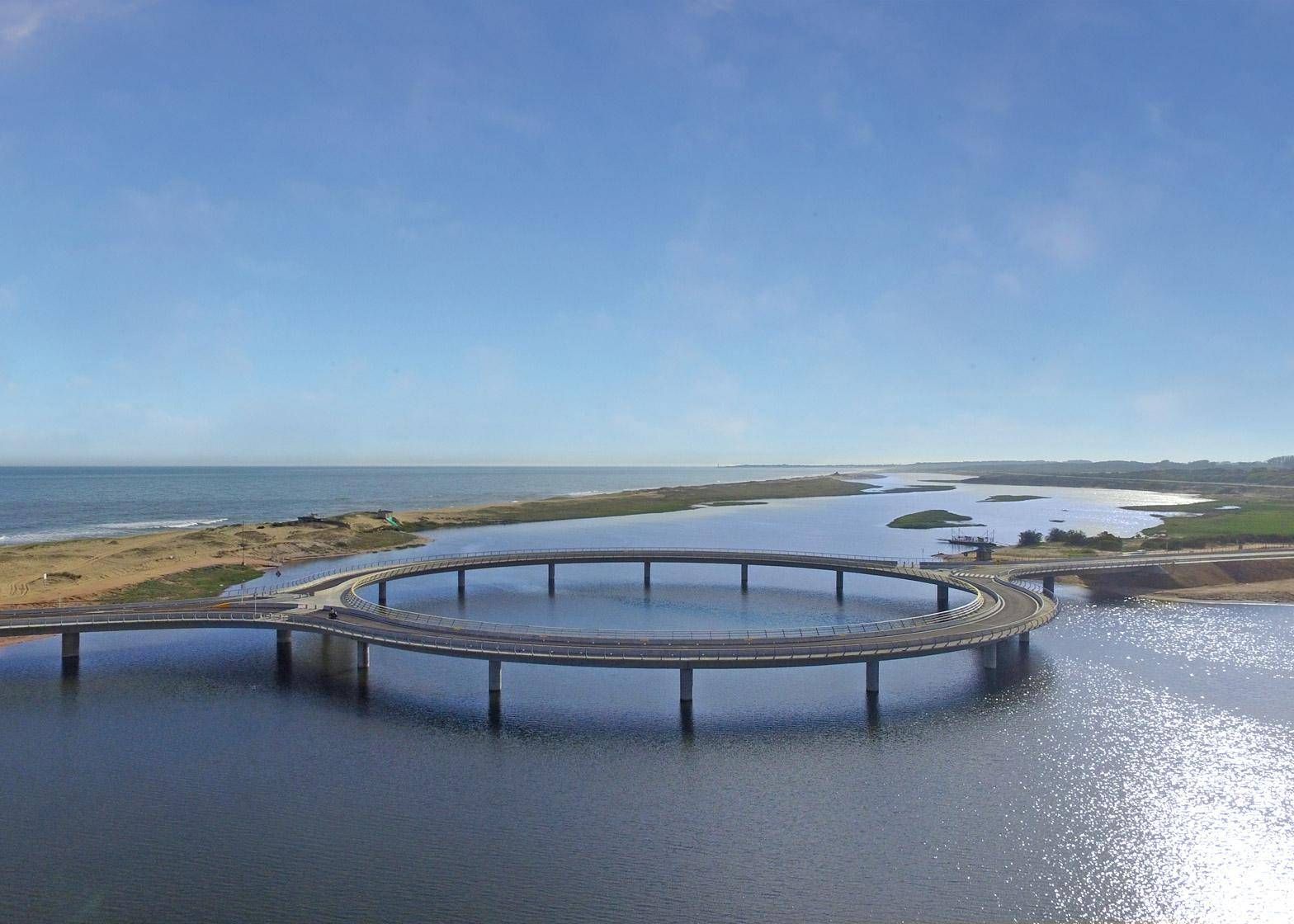 L'incredibile ponte circolare su una laguna in Uruguay