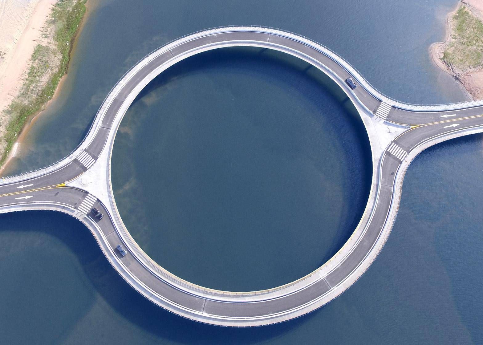 L'incredibile ponte circolare su una laguna in Uruguay