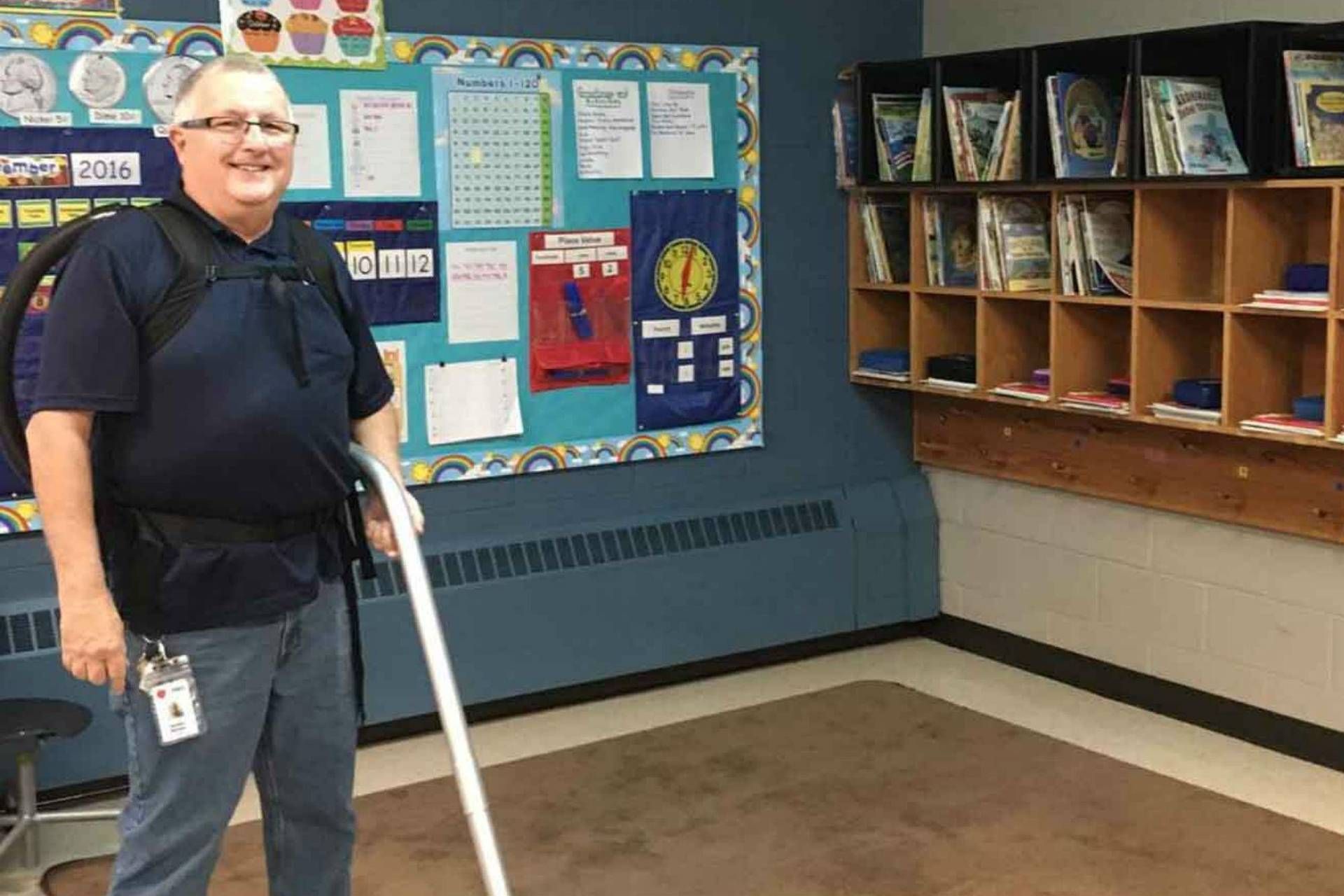 Tappeti sempre diversi a scuola: ecco il segreto del bidello