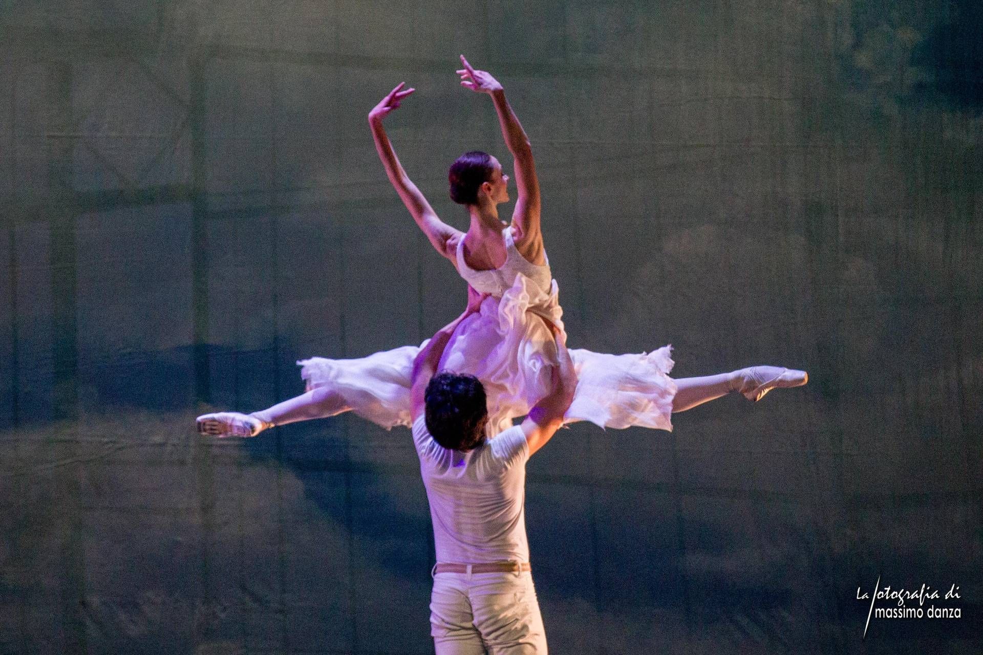 Anbeta Toromani e Alessandro Macario in tournée in Italia con la ...