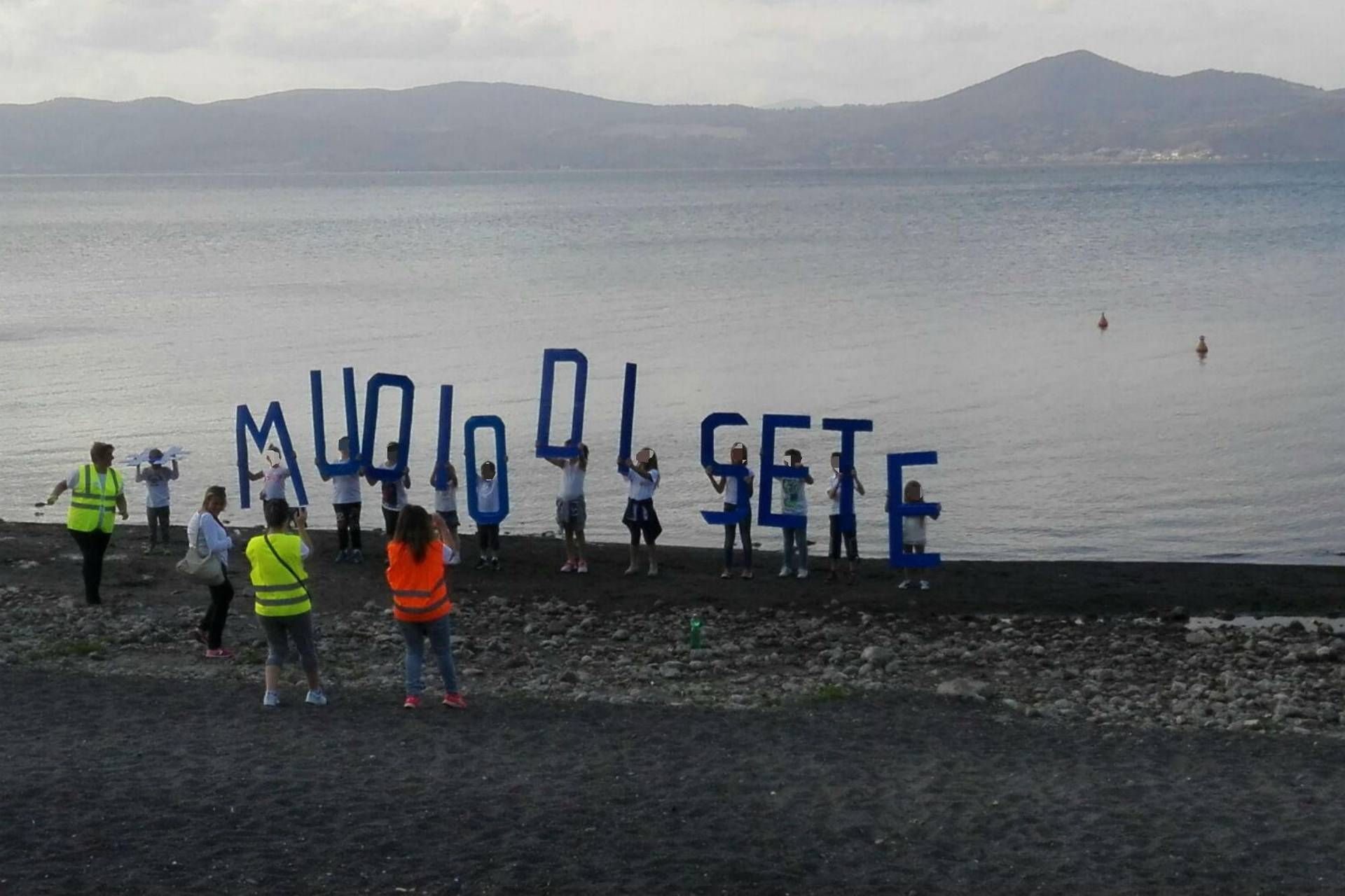 Cittadini versano acqua per placare la 'sete' del Lago di Bracciano
