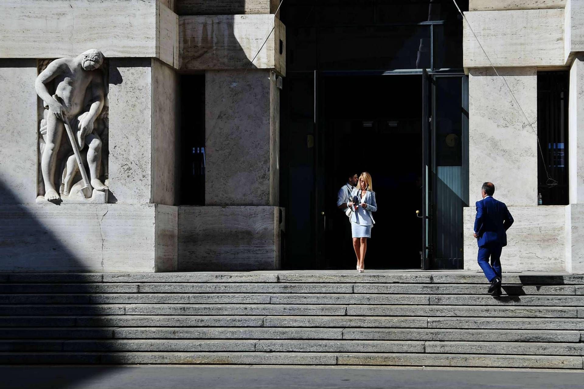 Piazza Affari accelera