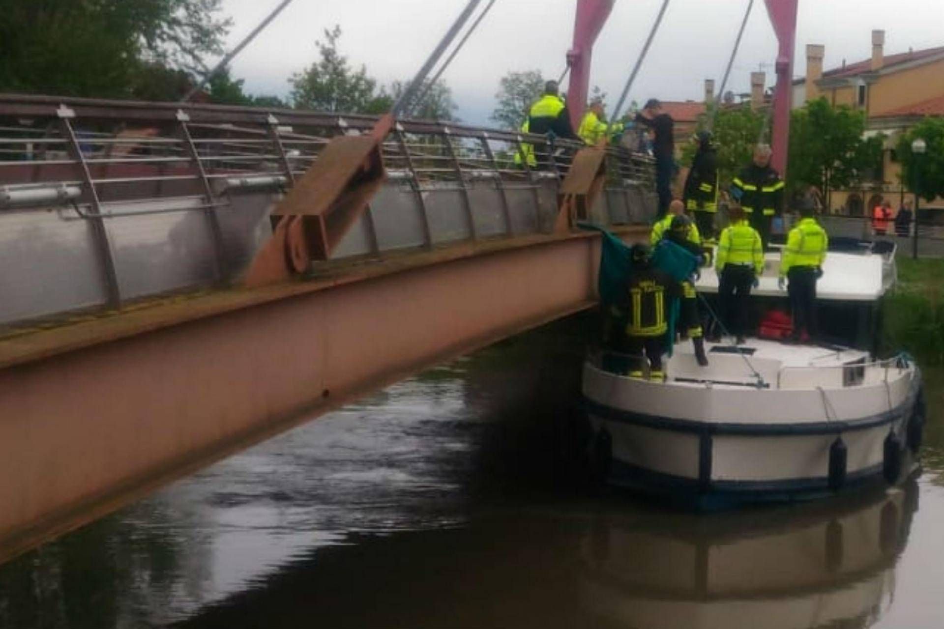 Barca contro ponte, morta una donna