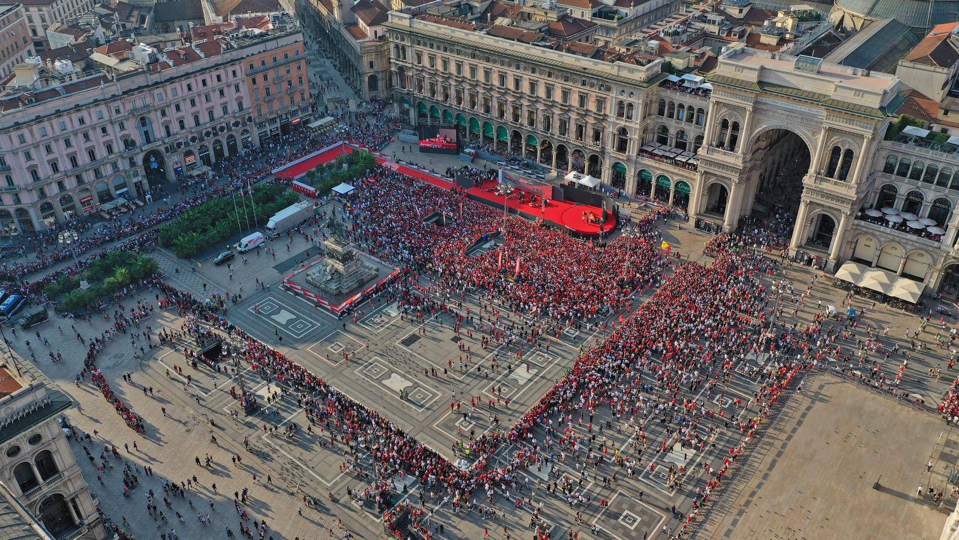 Festa Ferrari a Milano, piazza Duomo tutta rossa
