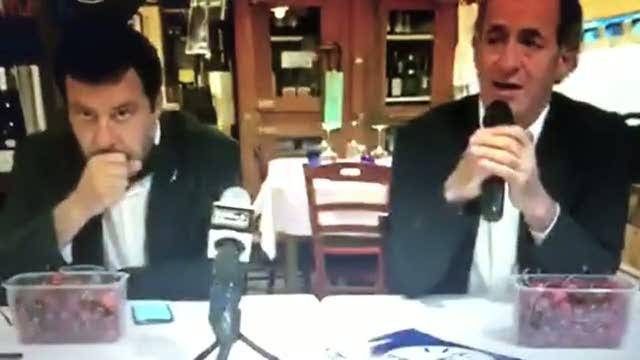 Salvini mangia ciliegie mentre Zaia parla, il video è virale Salvini mangia ciliegie mentre Zaia parla, il video è virale