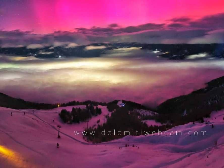 Aurora boreale in Italia, le spettacolari immagini dalle Dolomiti - Foto