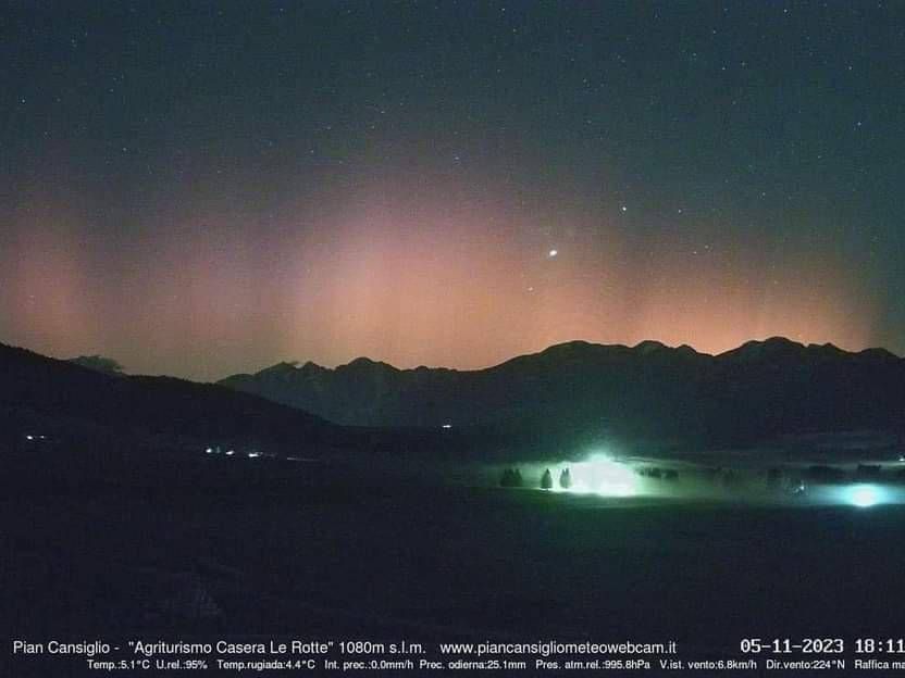 Aurora boreale in Italia, le spettacolari immagini dalle Dolomiti - Foto
