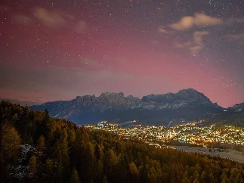 Aurora boreale in Italia, le spettacolari immagini dalle Dolomiti - Foto
