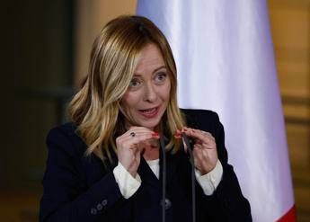 Meloni in the Senate, microphone tilted and back and forth with Renzi ...