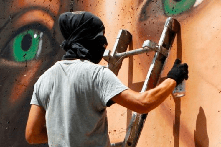 Jorit, lo street artist abbracciato da Putin: ecco chi è