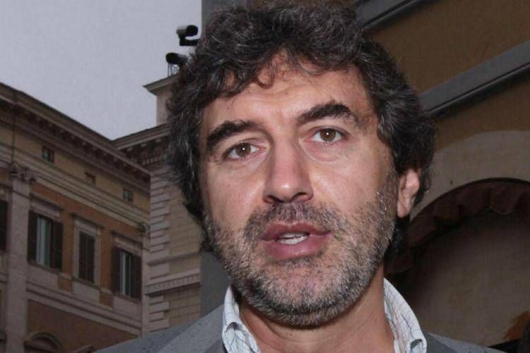 Elezioni Abruzzo, Marsilio 'rockstar' al comitato tra ressa tv e spumante