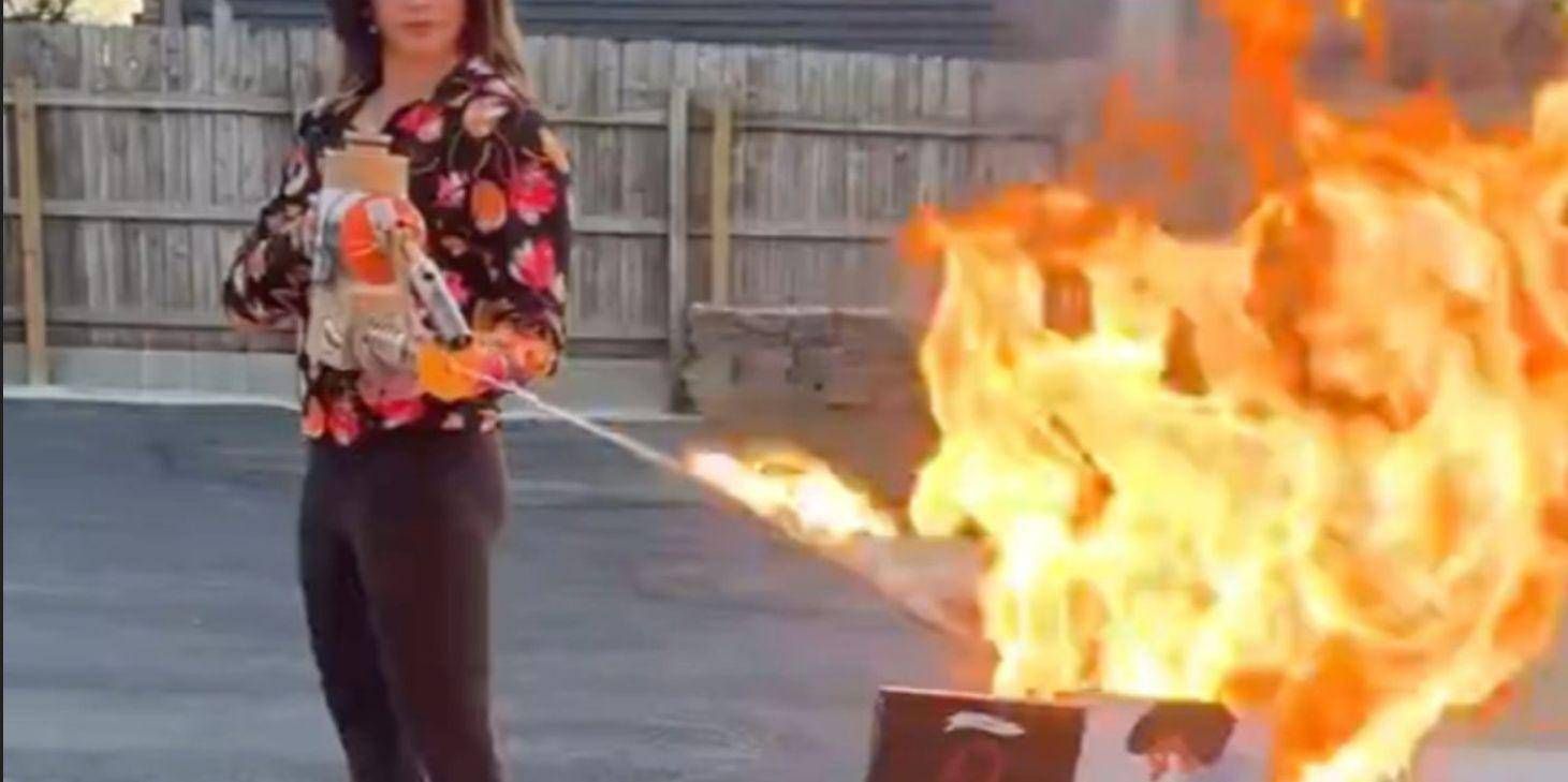 Usa, candidata repubblicana dà fuoco con il lanciafiamme a libri LGBTQ+