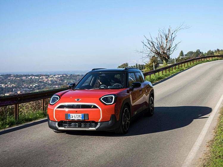 Nuova MINI Aceman, motore, prestazioni, autonomia, prezzi, foto