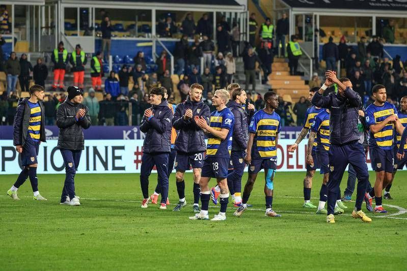 Parma, attaccante calcia il rigore ma l'arbitro era al Var: il video