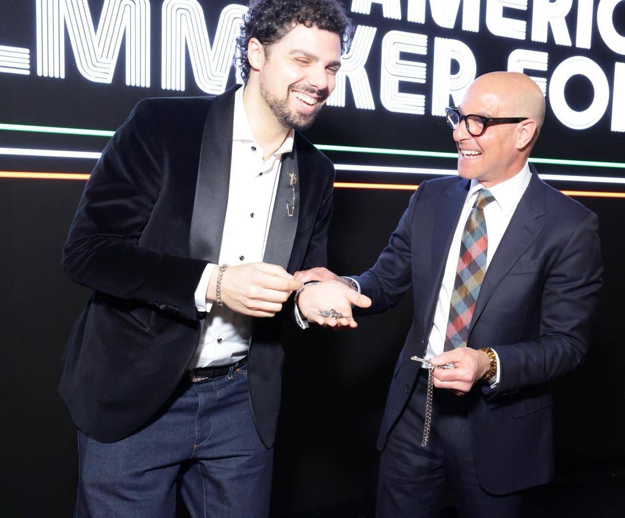 'Conclave' verso gli Oscar, donata a Stanely Tucci la croce indossata ...