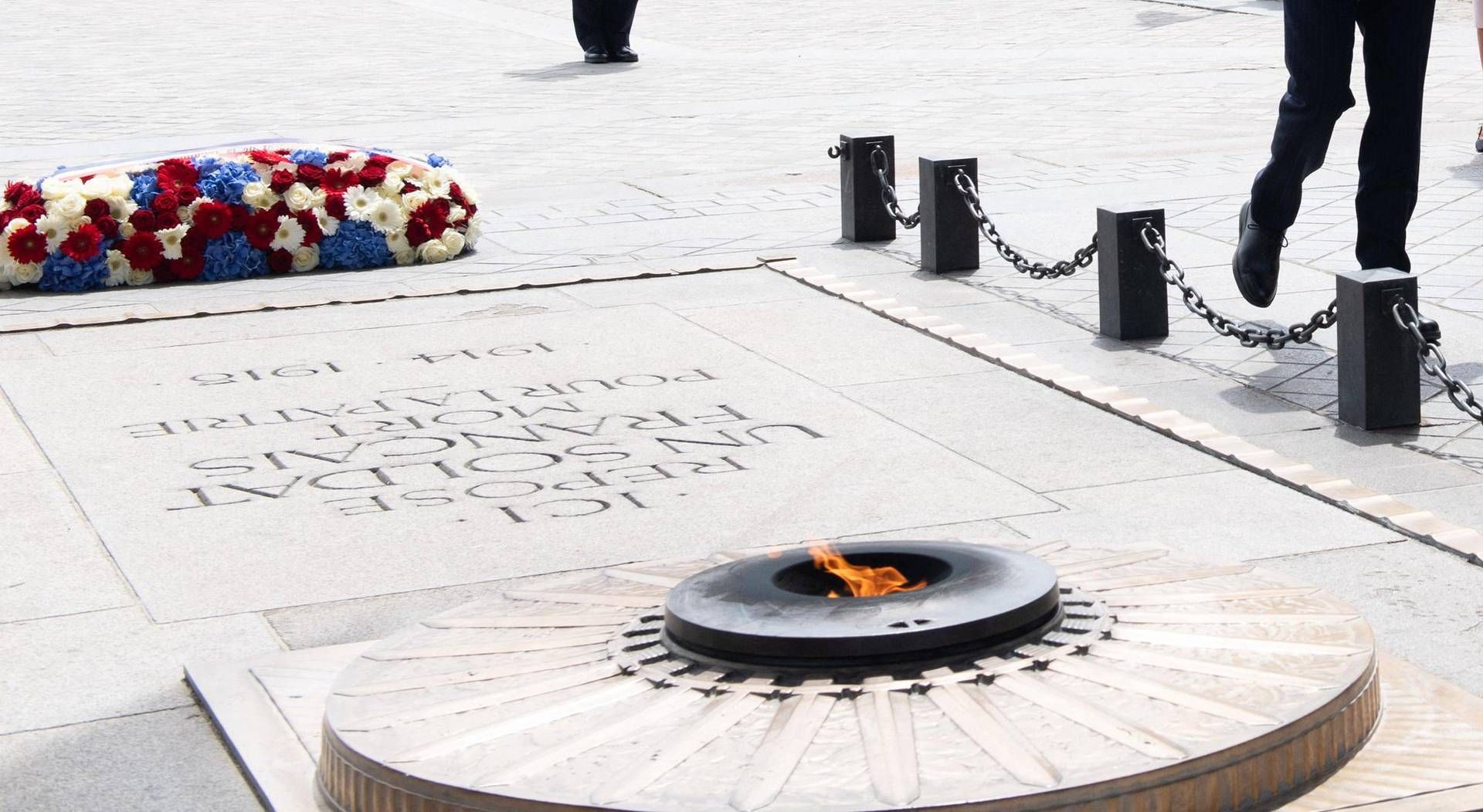 Etleboro.org - Parigi, si accende una sigaretta dalla fiamma del Milite ...