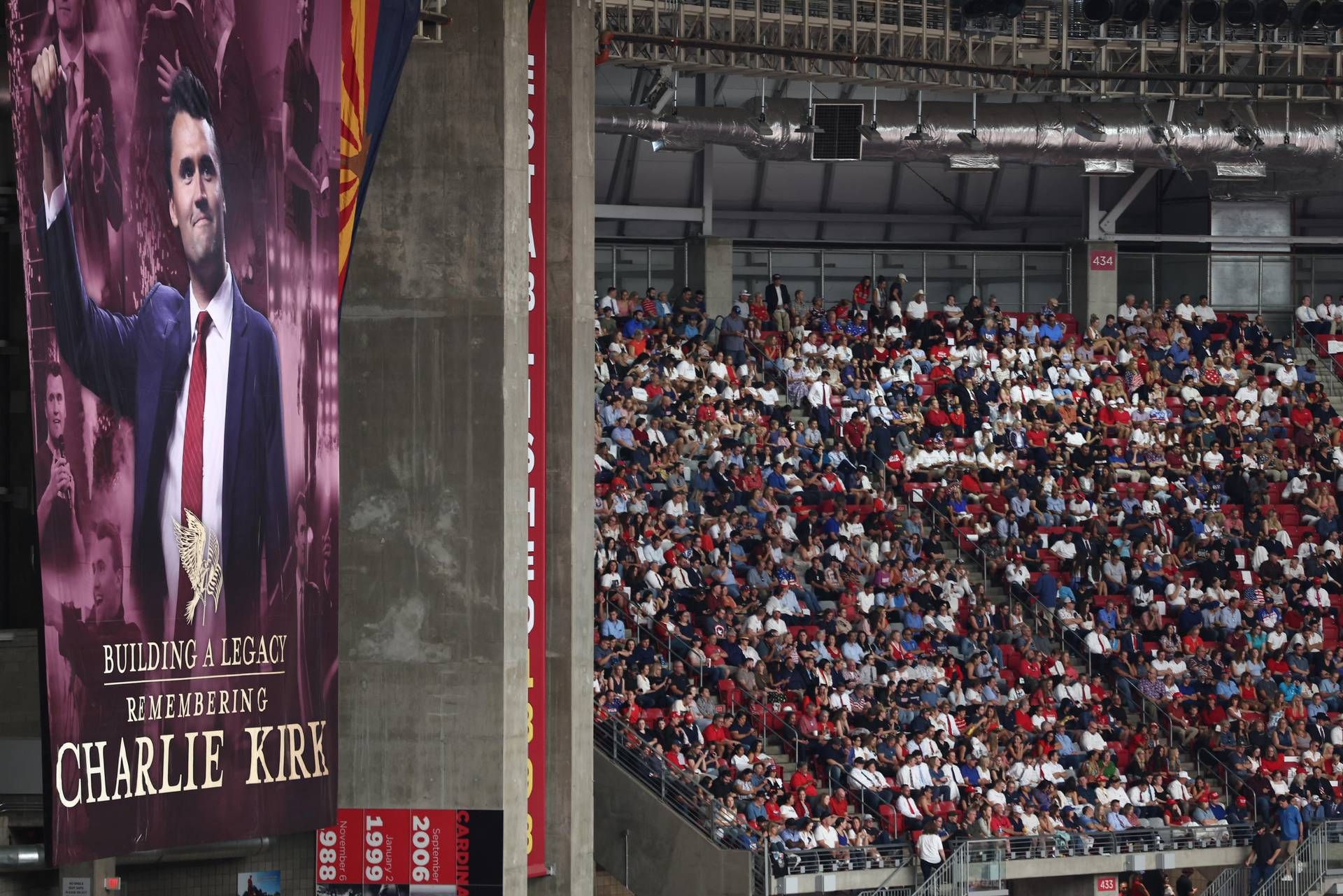 Trump e Vance arrivati a funerali Kirk, accolti da cori e applausi