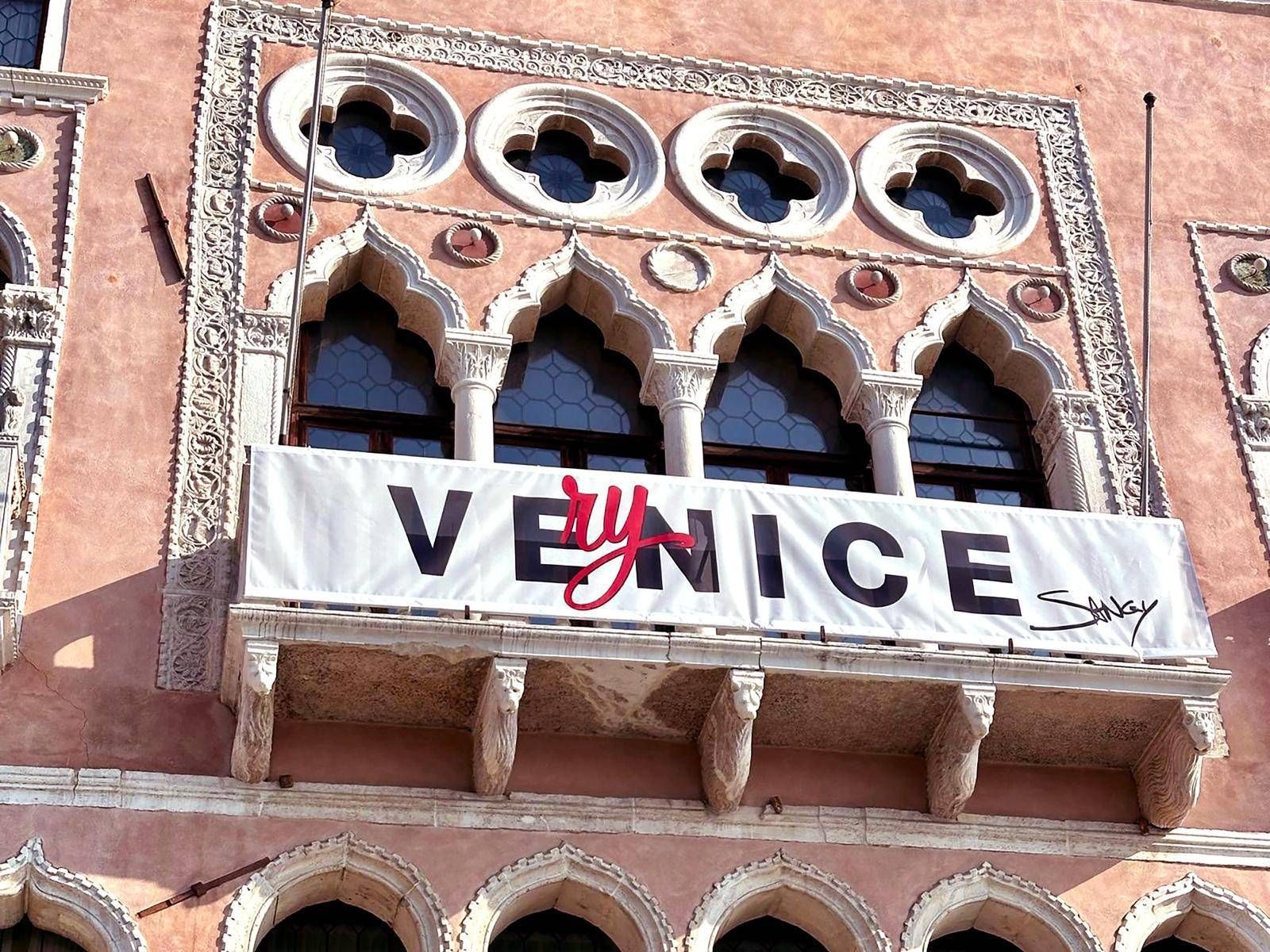 VEryNICE di Sangy, l’installazione sul Canal Grande è l’opera d’arte ...