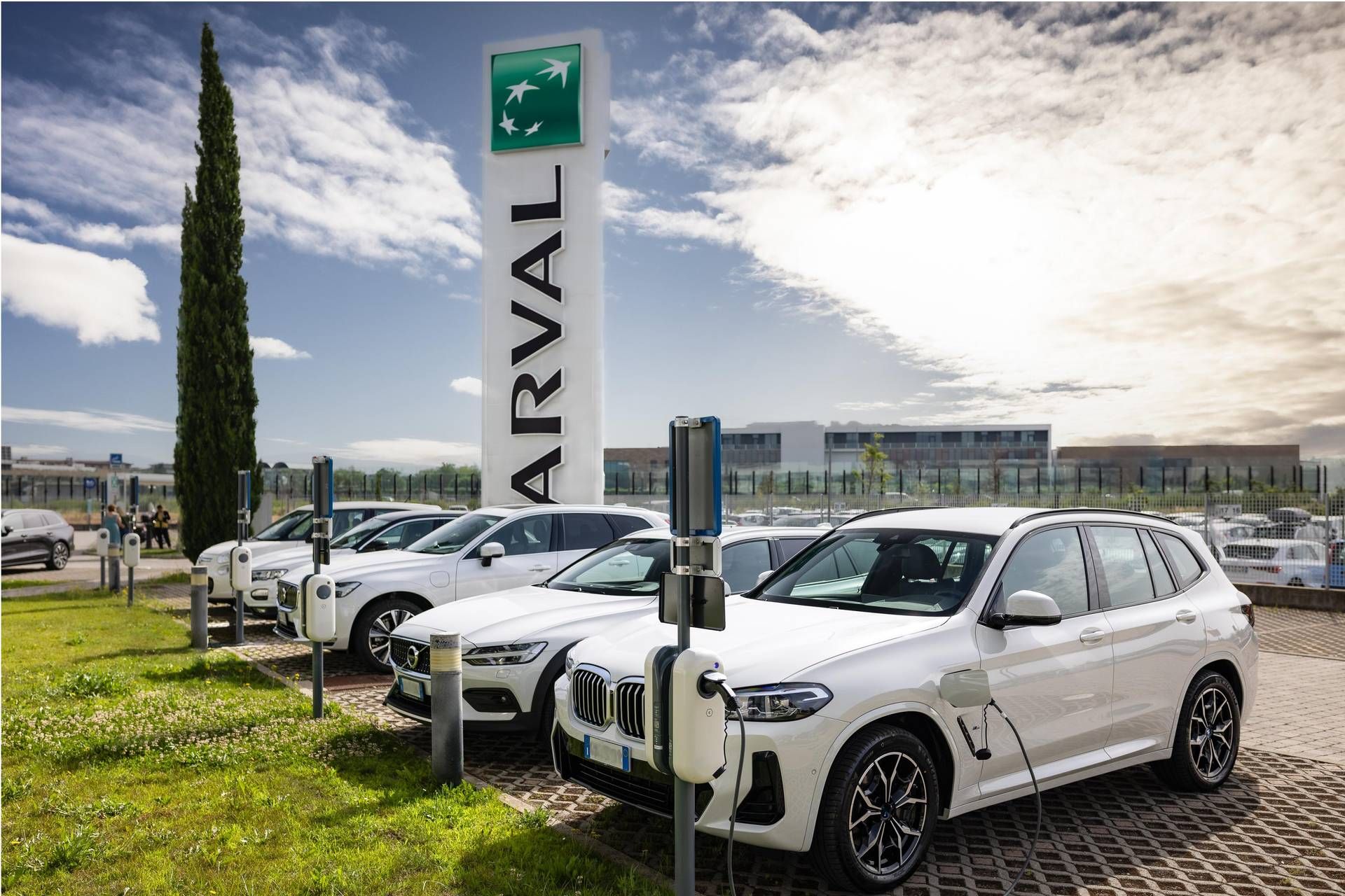 Arval con Mercedes-Benz Group avvia negoziazioni per acquisizione Athlon